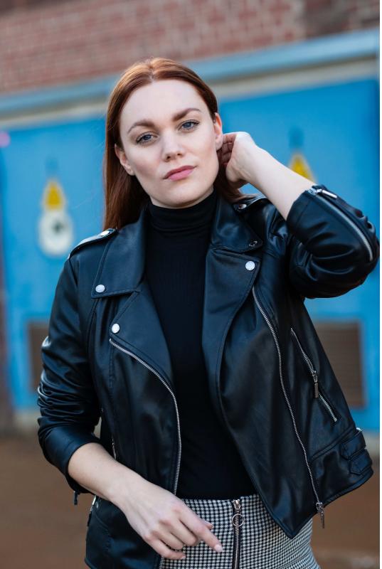 Mit Schauspielausbildung (oder vergleichbar)